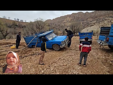 Şiddetli yağmur yağıyor, Hassan yağmura seviniyor.