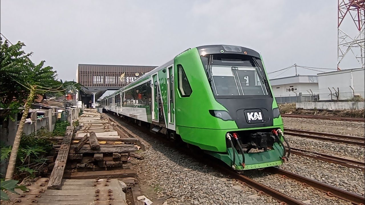 Krde Feeder kereta cepat kini sudah tidak polos lagi dan sudah berlogo ...