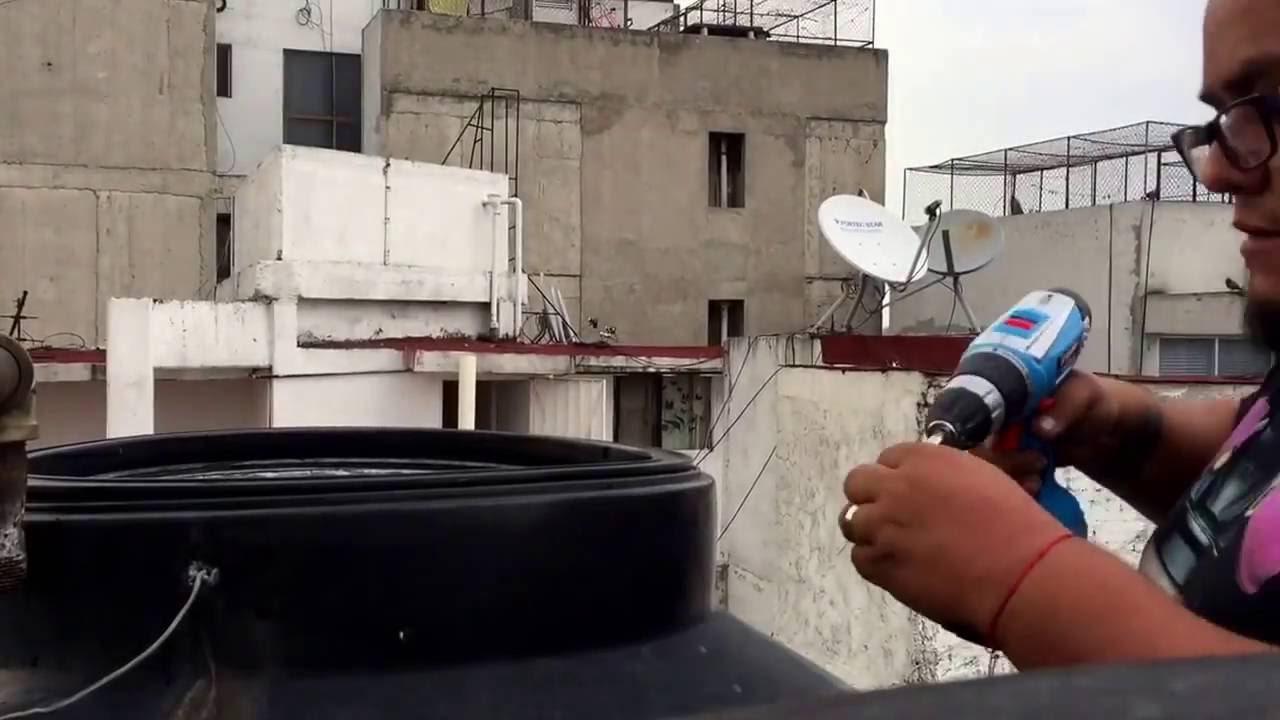 Instalar una tapa nueva universal para tinaco Rotoplass - YouTube