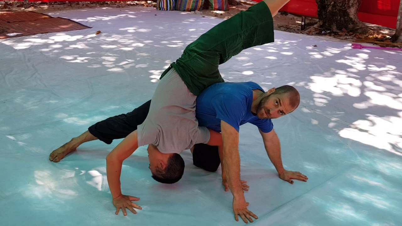 CI Foundations: Davi and David show hip lifts and tumbling - YouTube