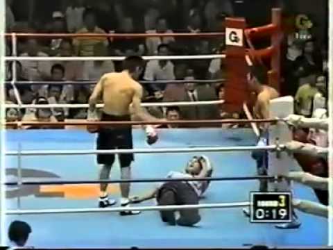 Boks Maçında Hakeme Vuruyor