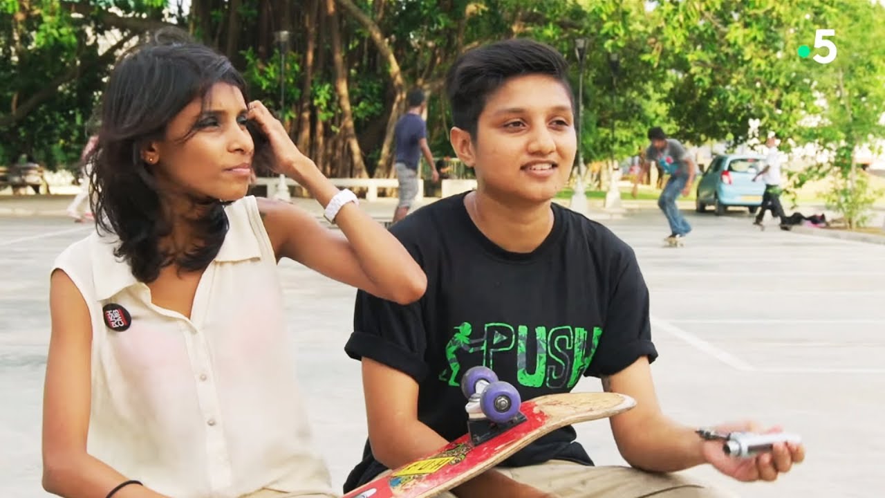 Ce sont les premières skateuses de leur pays - ZAPPING NOMADE - YouTube