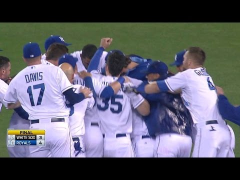 CWS@KC: Gore races home on Cain's walk-off single