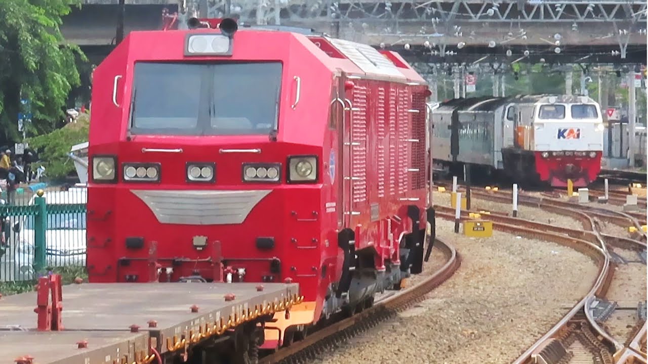 🔴 MENGEJAR LOKOMOTIF CANGGIH CC 300 BUATAN INDONESIA !! Hunting Kereta ...