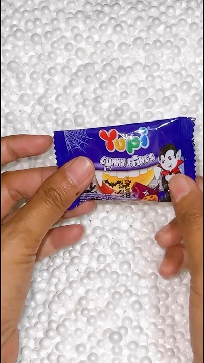 ASMR mencari jajanan yupi gummy fangs #huntingjajan #jajanan #asmr - YouTube