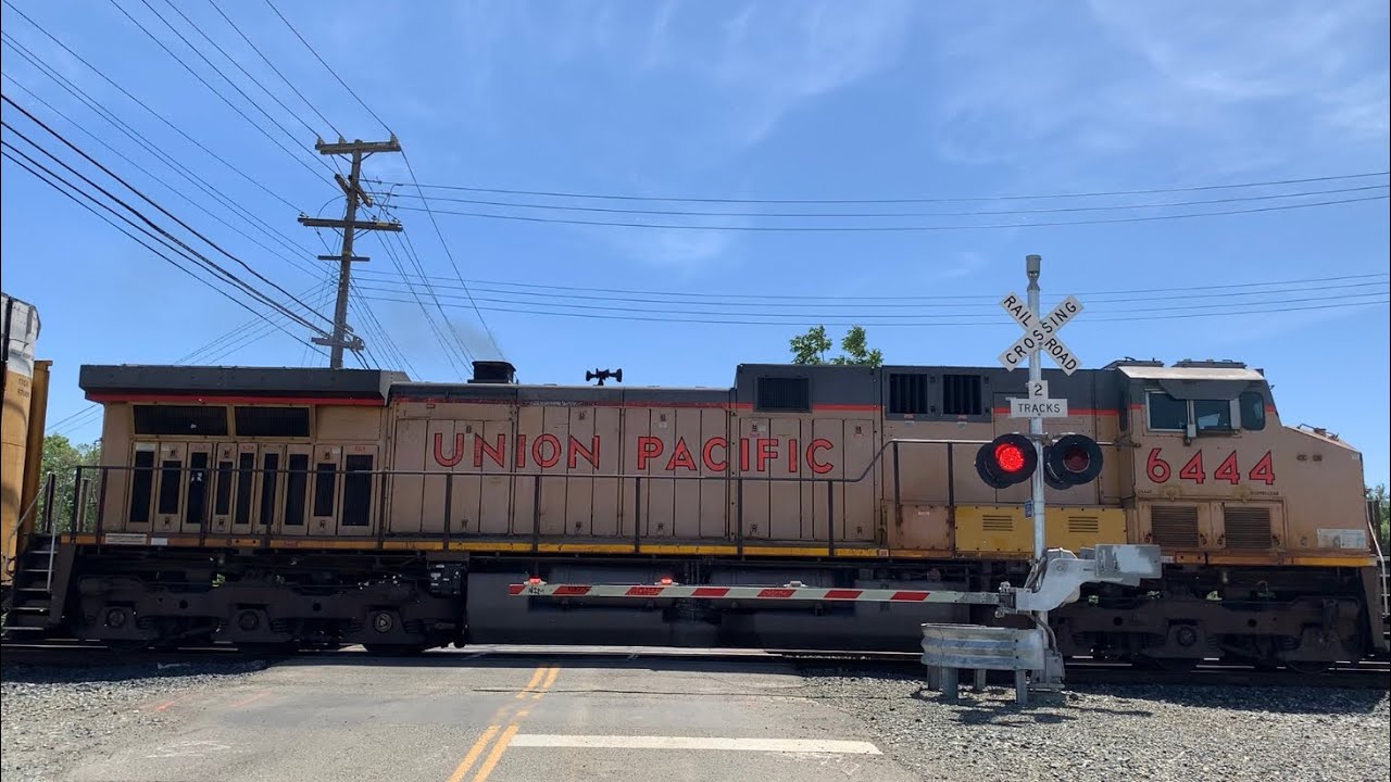 UP 8506 AutoRack Train West - 20th Street Railroad Crossing, Sacramento ...