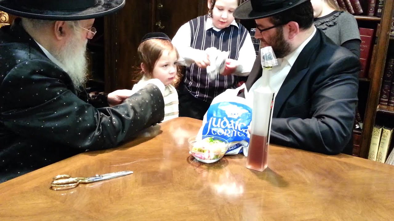 Munkatch rebbe cutting yitzchok Klein's hair - YouTube