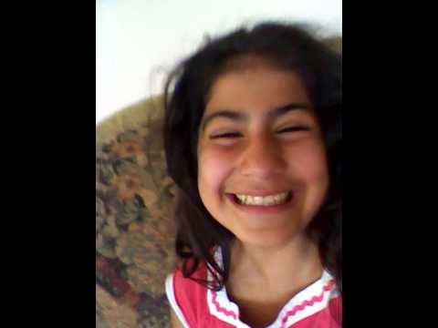 Gülmekten patlayan kiz