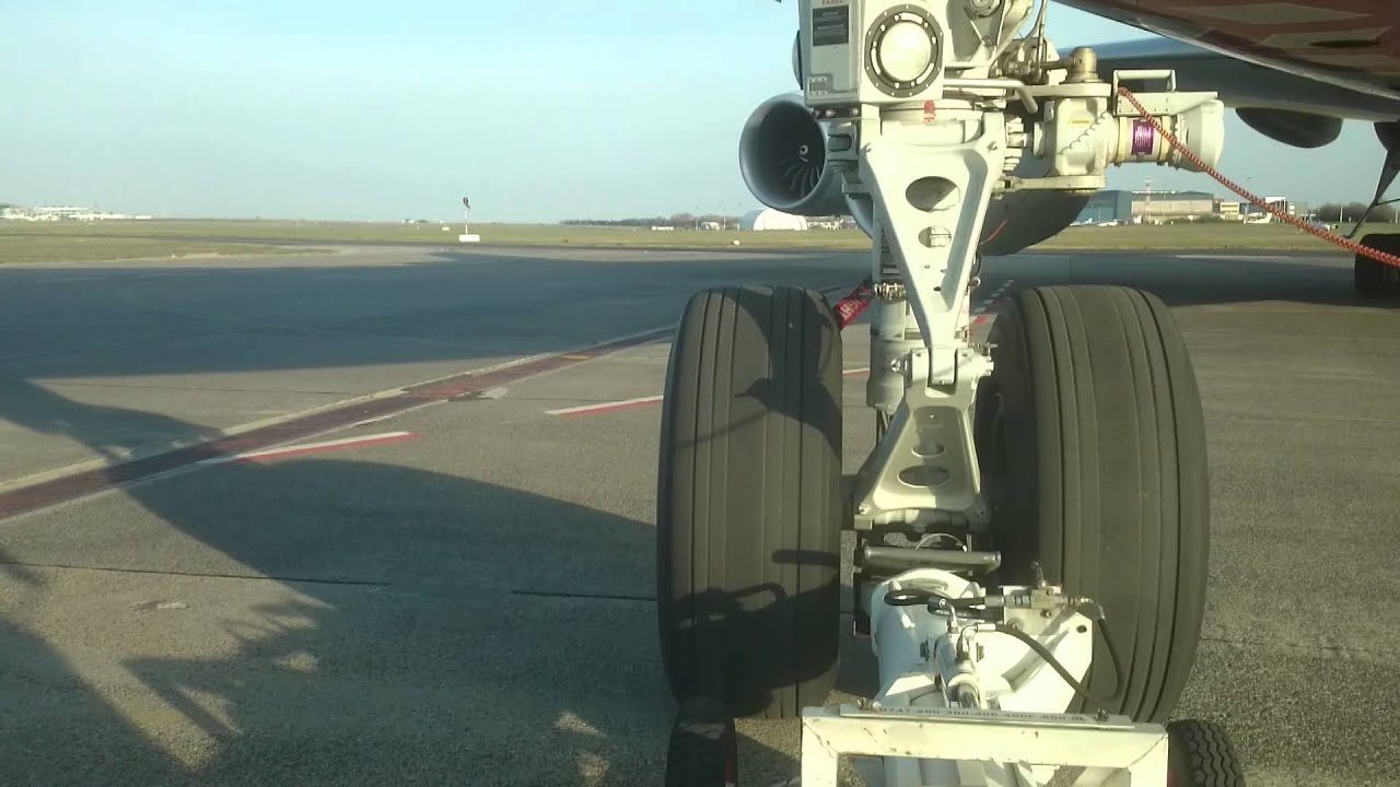 Boeing 747-800 push back with towbar tractor - YouTube