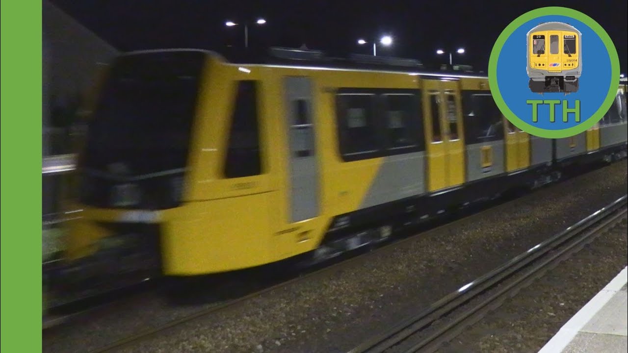 First Class 555 in the UK at Tonbridge - YouTube