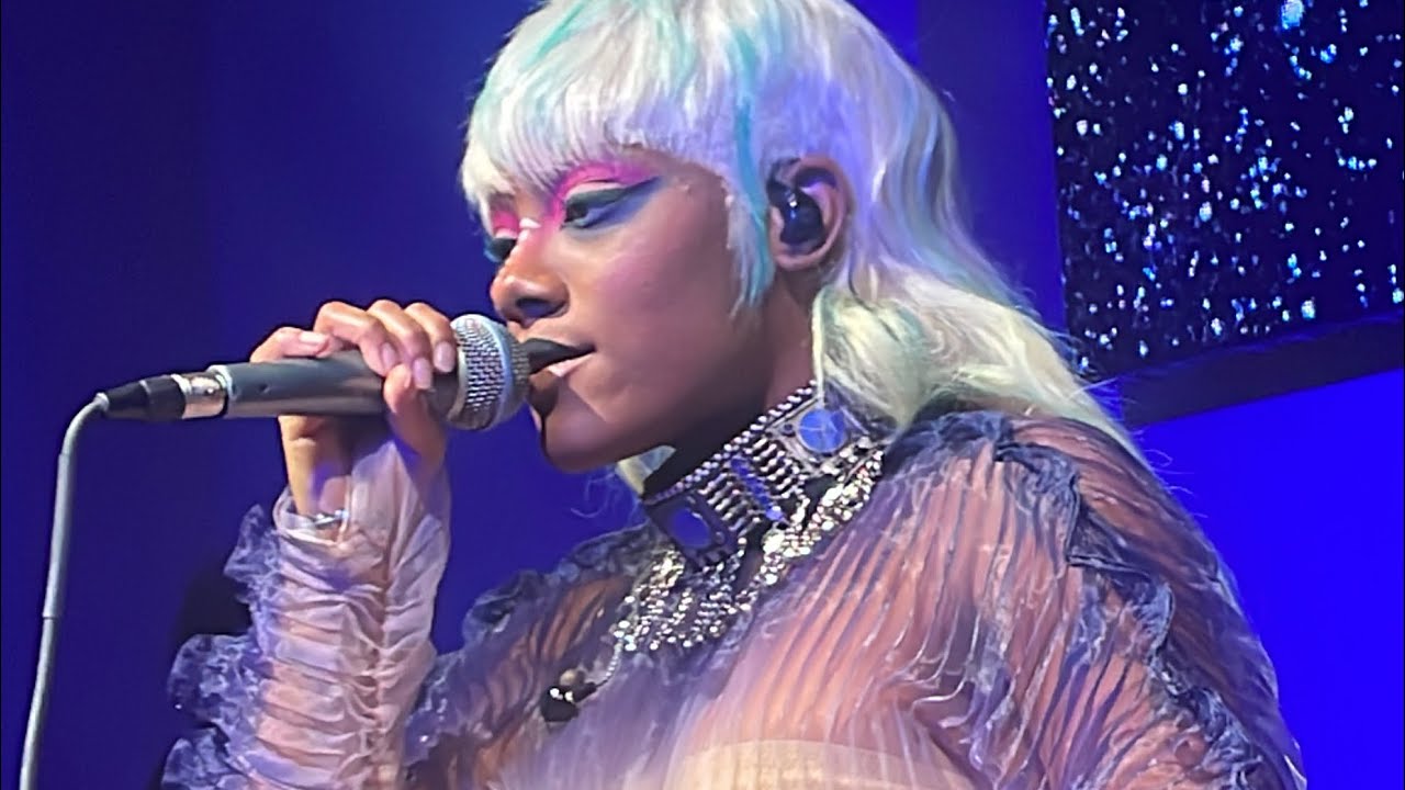 Iniko-Body In Motion 🫶🏾 LIVE 2nd Show - YouTube