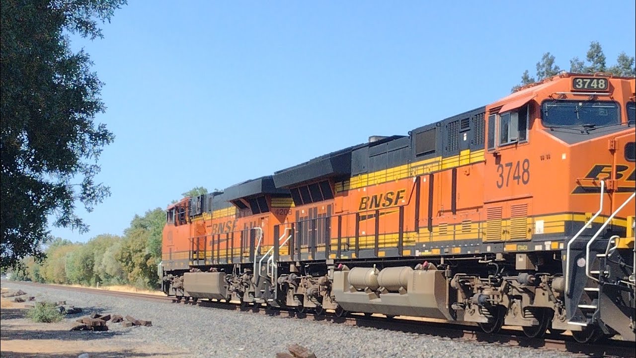 BNSF 4208 leads NB sac local - YouTube