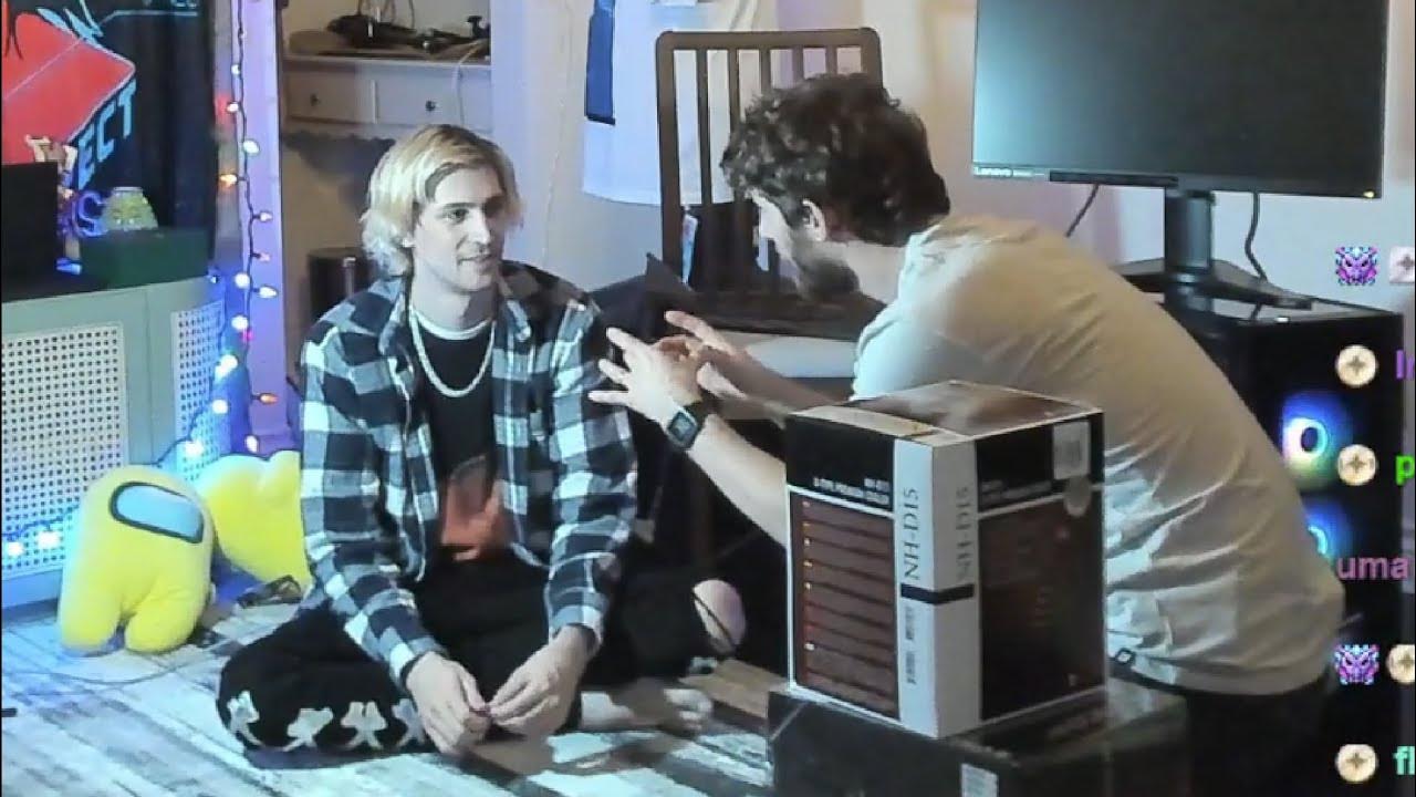 xQc Sits With Linus Tech Tips - YouTube