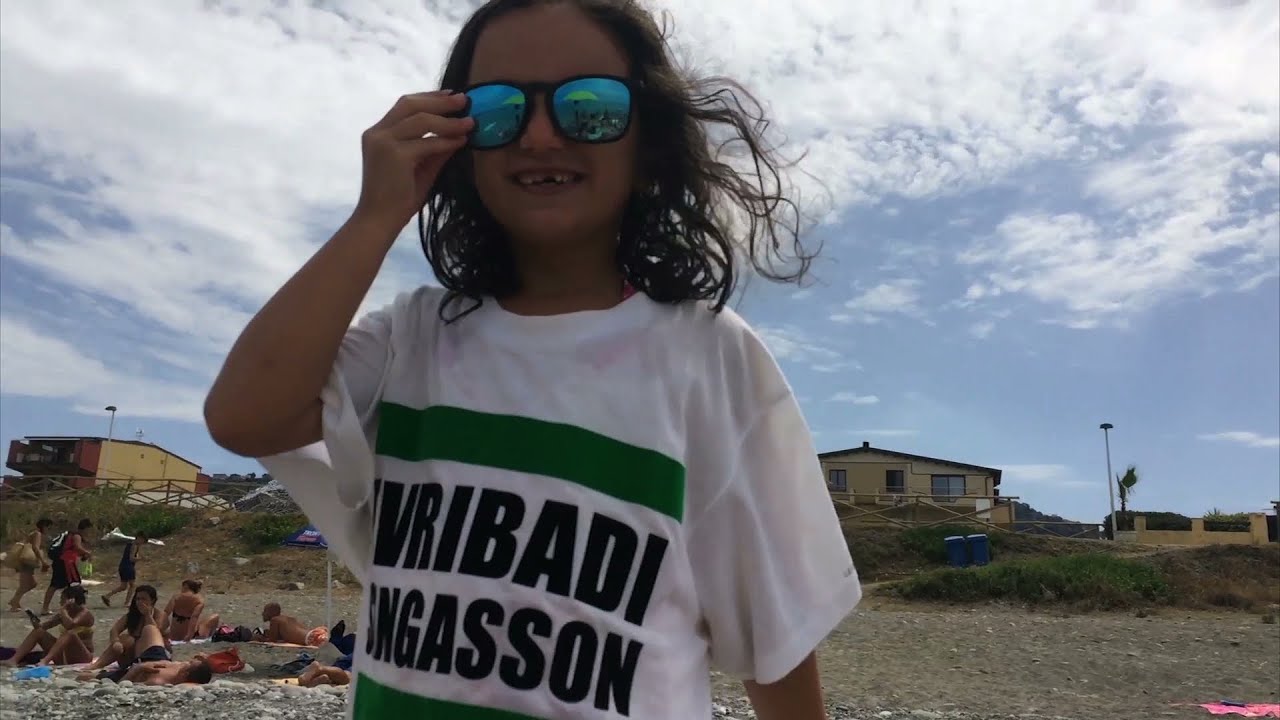 AMnotizie - Sam Badi l'abbigliamento che gioca con l'inglese - YouTube
