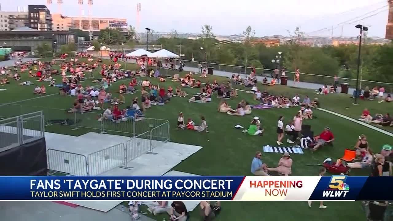 Fans 'Tay-gate' during Taylor Swift Cincinnati concert - YouTube