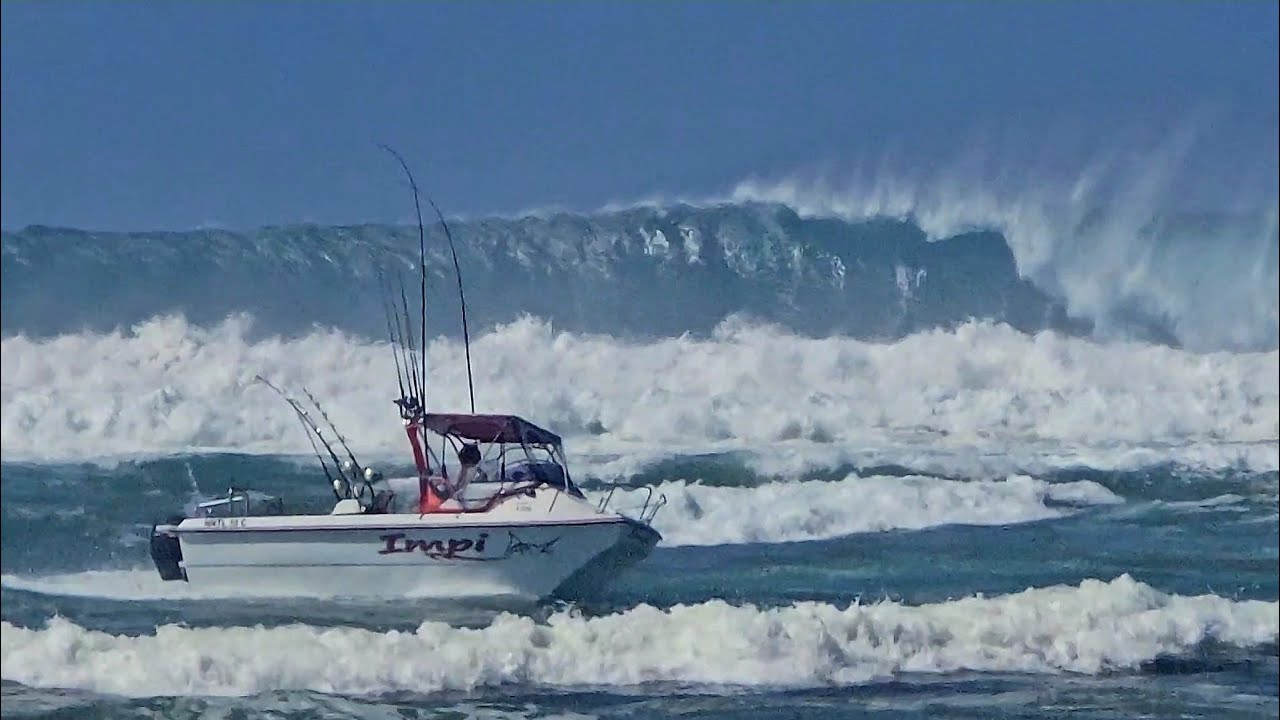 Fishing Boats Negotiating MASSIVE Surf - Sodwana - Easter Weekend ...