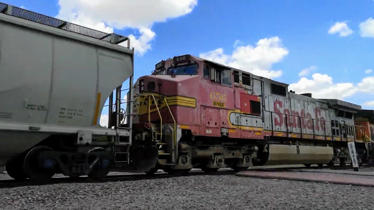 GRANELERO BNSF N° 4555, 656 Santa Fe Warbonnet Dual DASH 9-44CW & DPUs ...