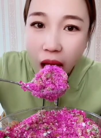 QIAN CRUNCHY PINK BERRY🍓SHAVES🍧ICE🧊EATING WITH MATCHA🍵POWDER BIG BITES ...