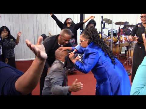 Prophetess Merindia Malveaux Laying Hands & Prophesying - YouTube