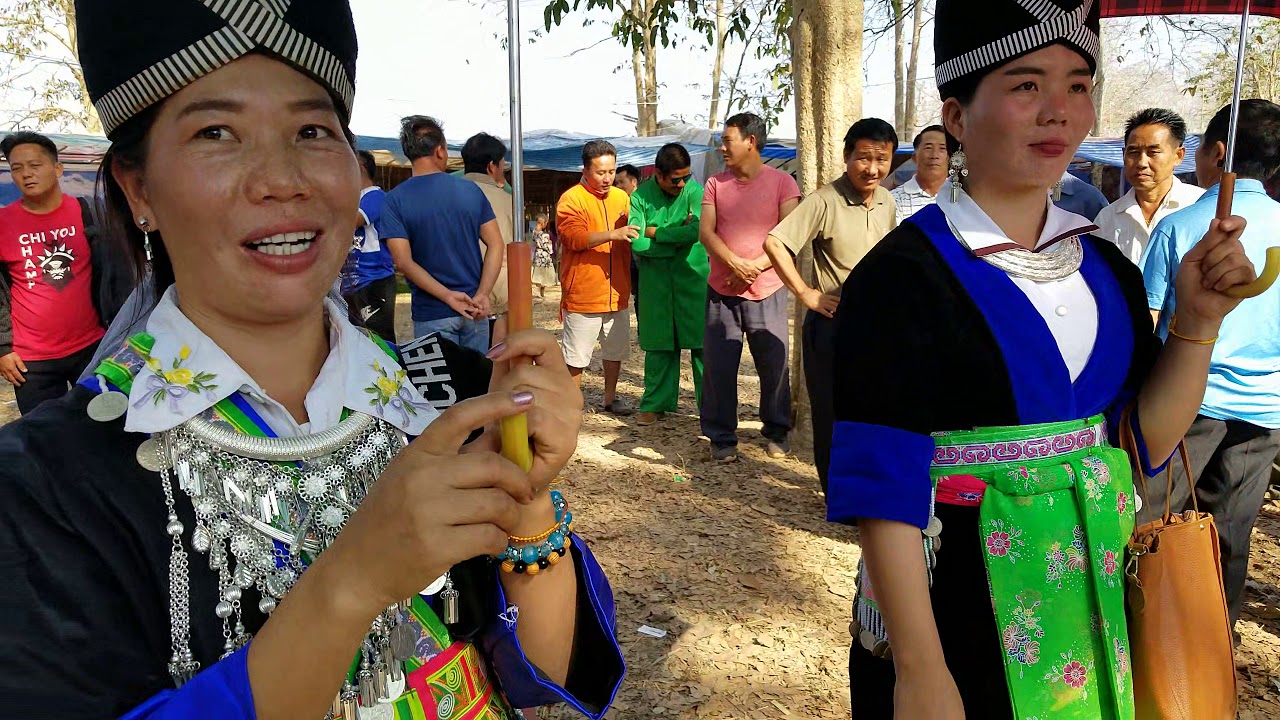 Moua family, Hmong mekas sing 2019 - YouTube