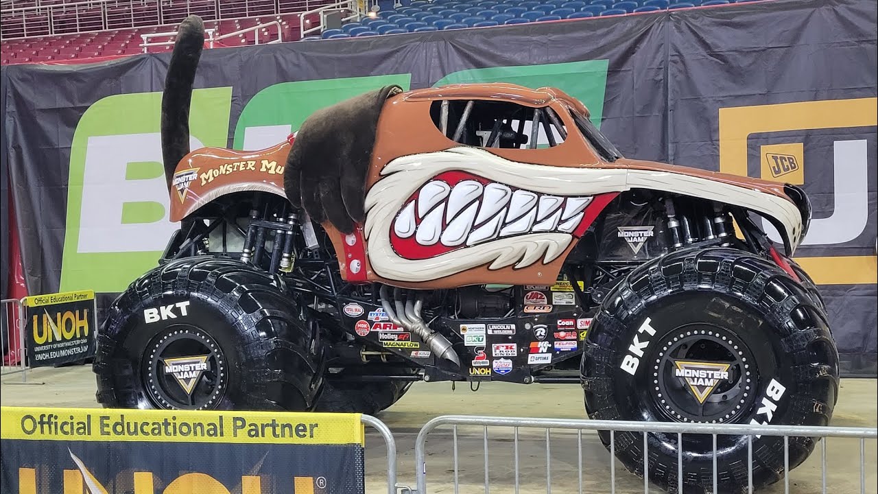 Monster Jam 1/19/25 St Louis Show 2 Monster Mutt Freestyle - YouTube