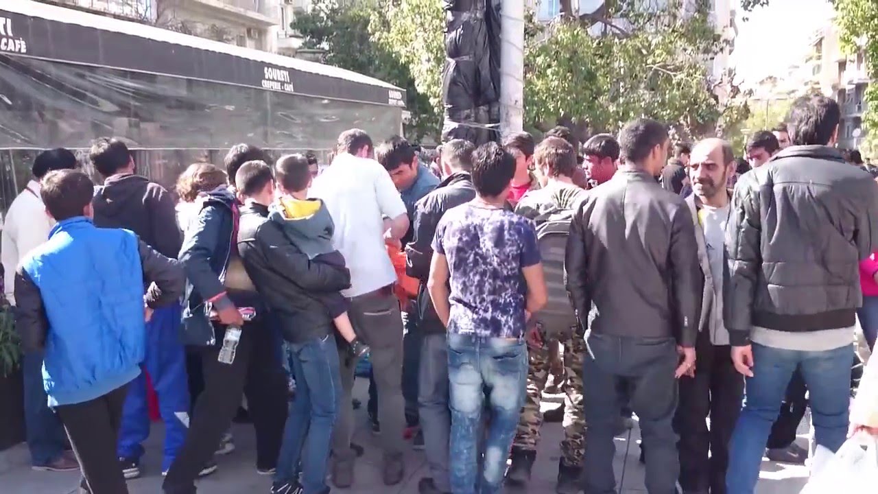 Refugees in Victoria Square Athens - Πρόσφυγες στην πλατεία Βικτωρίας ...