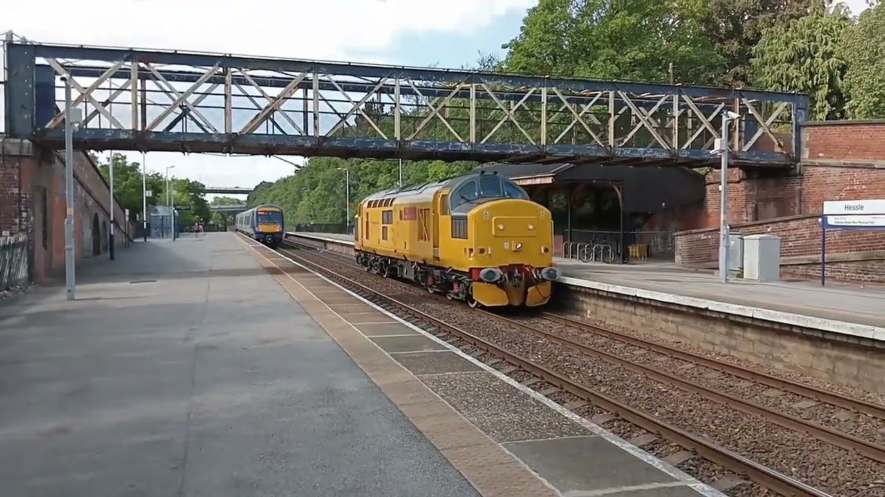 NETWORK RAIL.97302@170459 PASSING HESSLE STATION 19-8-22.NEIL HAYTON ...