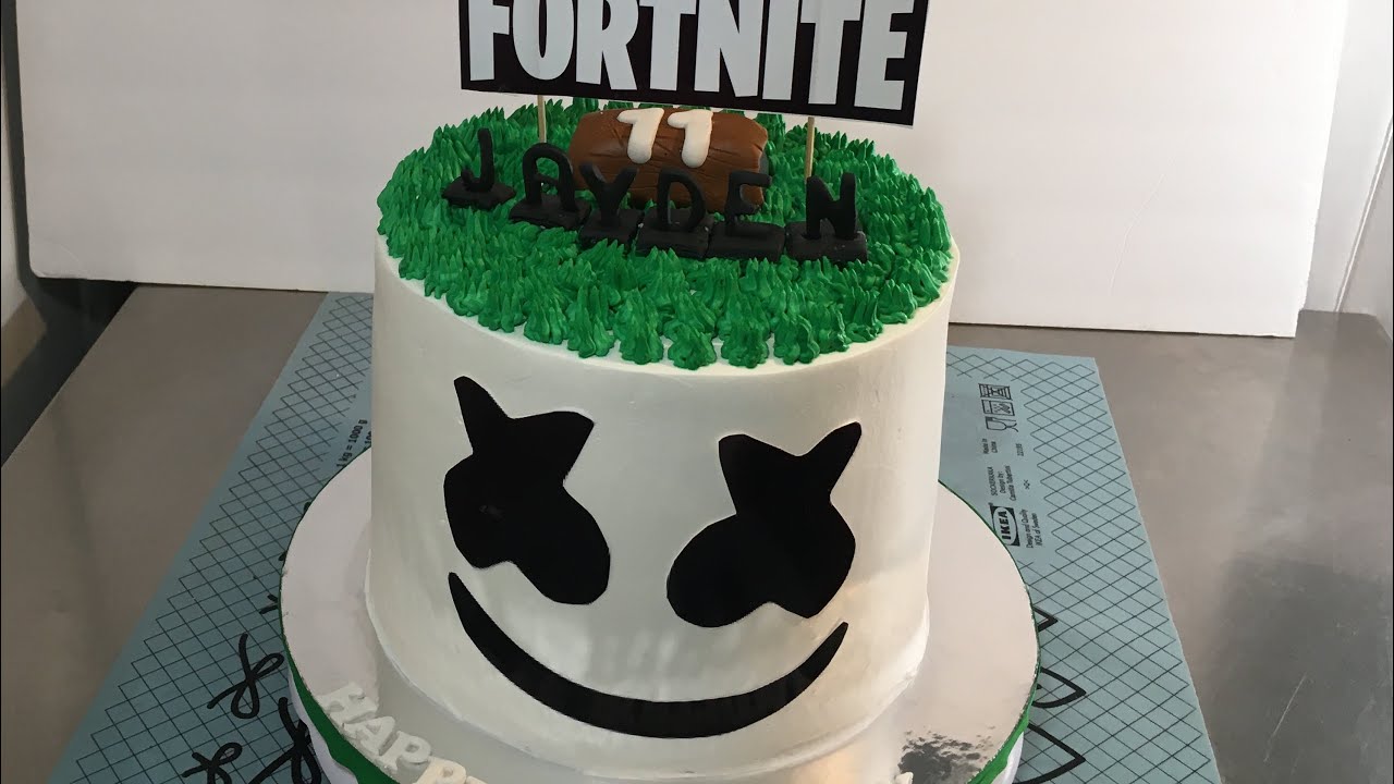 Pastel Fortnite en chantilly con decoraciones en fondan les COMPARTO ...