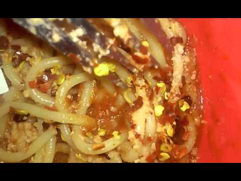 Maggots in pizza hut pepper packets - YouTube