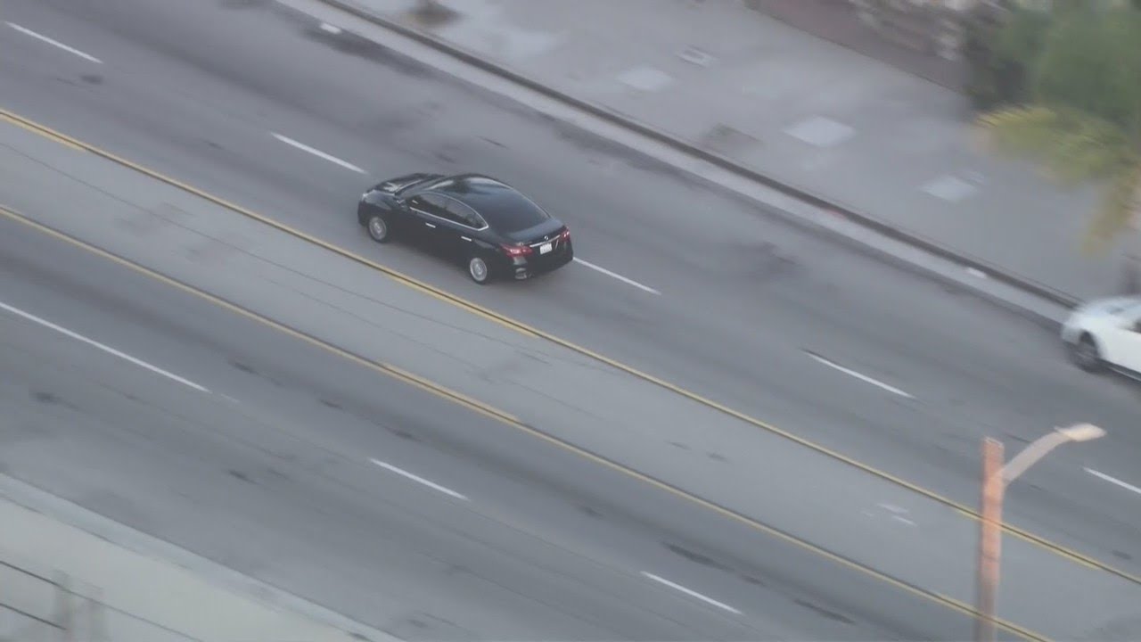 Suspects run out of vehicle during LA pursuit - YouTube