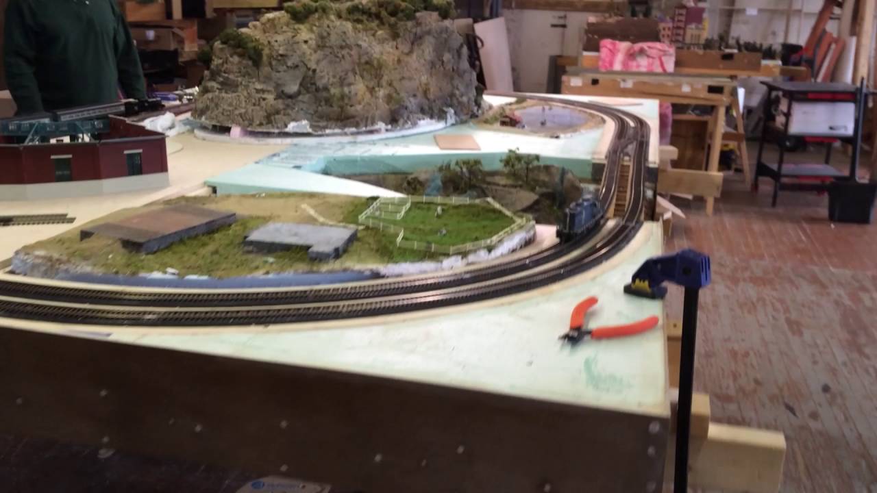 Testing a cute 6'x9' HO layout - YouTube