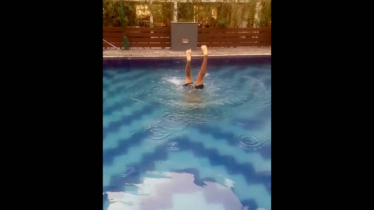 Handstand in water - YouTube