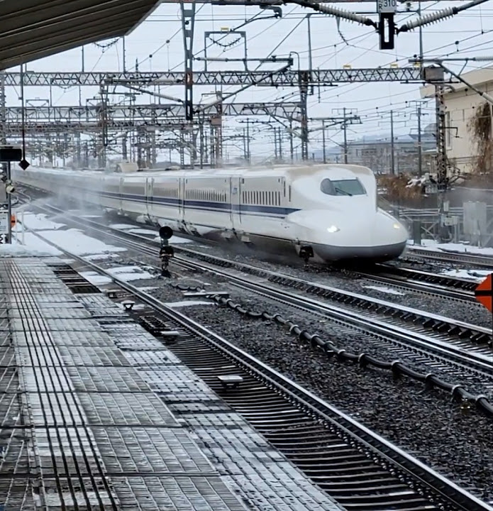 【東海道新幹線】スプリンクラー全開の米原駅を高速通過 N700系 #東海道新幹線 #新幹線 #n700系 - YouTube
