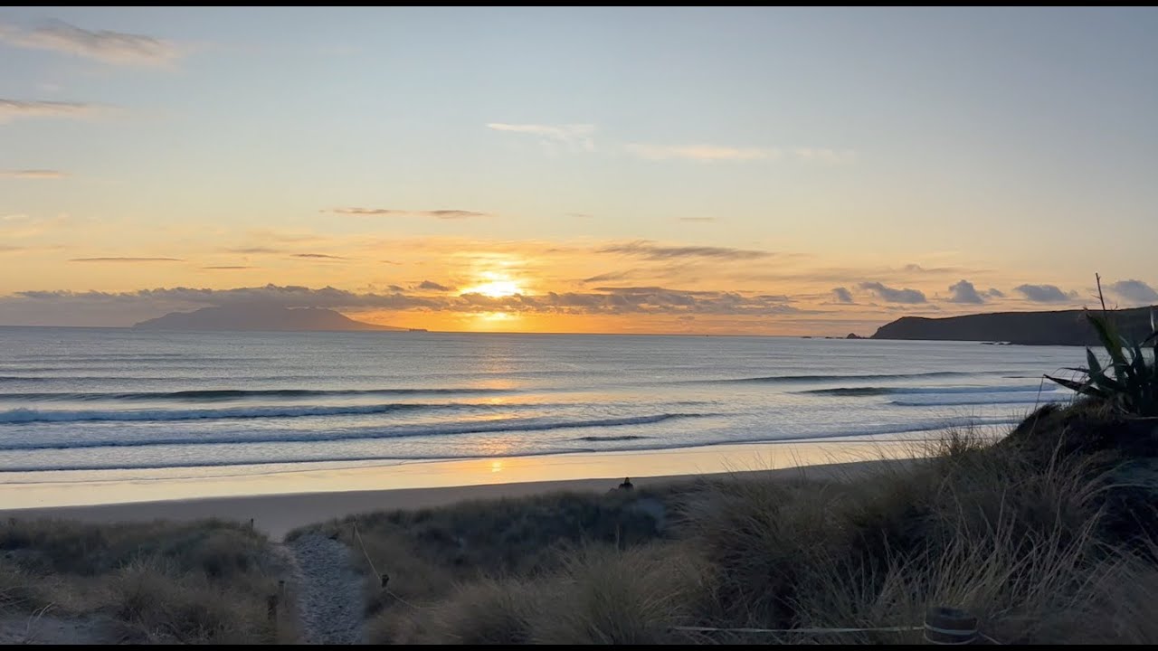SURFING AUCKLAND EAST COAST | NEW ZEALAND - YouTube