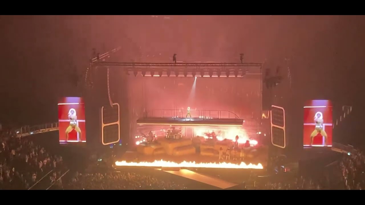 Doja Cat 'Scarlet Tour' Streets London - YouTube