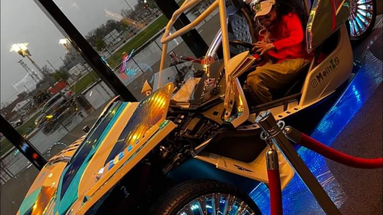MollyZ slingshot pulled over for to many light‼️😂🤣 - YouTube