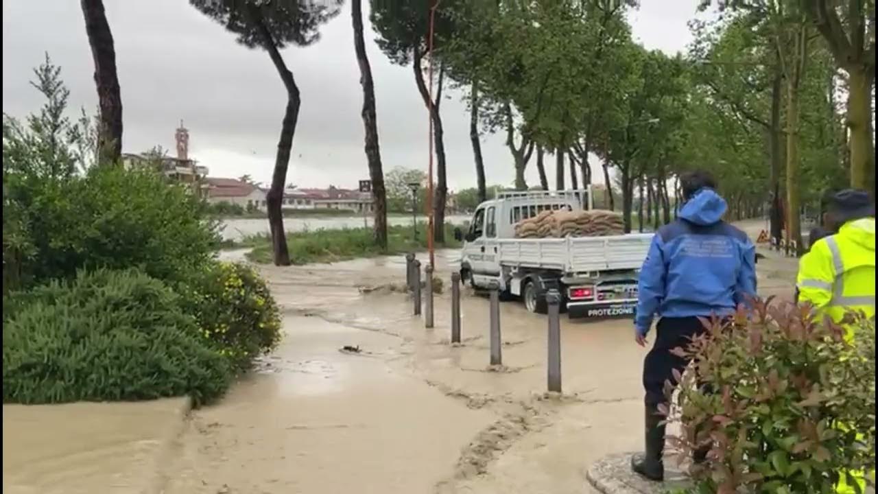 Cesena, il Savio rompe gli argini - YouTube
