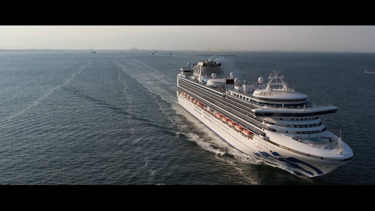 Aerial Footage with drones #24 - Ships passing through the Uraga ...