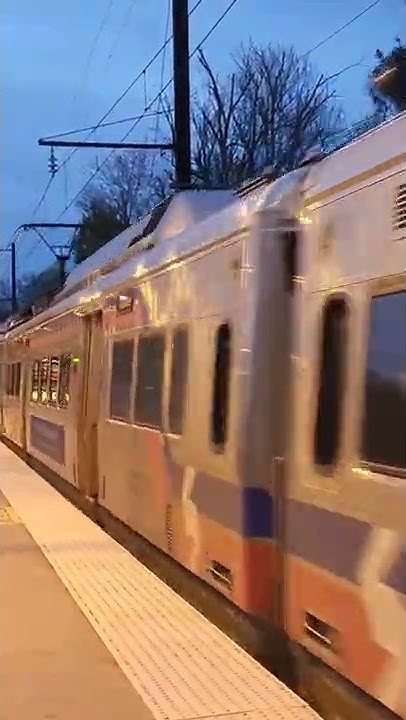 SEPTA Silverliner V with Horn Droppler Effect Departing Colmar Station. (K3L Horn) - YouTube