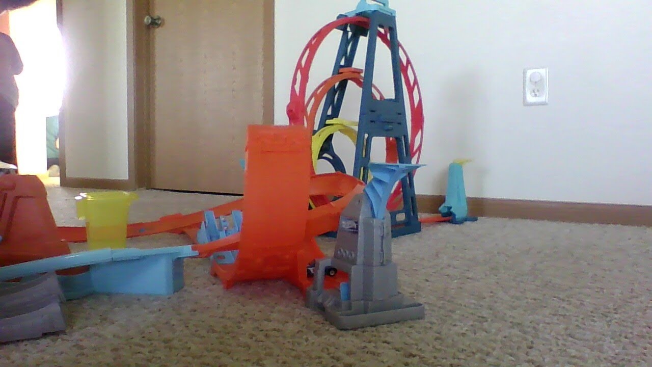Putting together all my hot wheels tracks to make Hot Wheels City 🏎🤯 ...