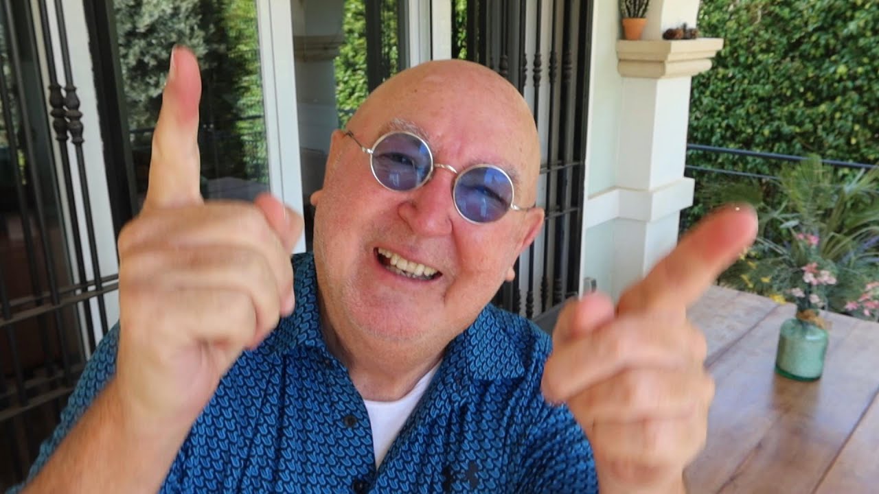 Oppositie van Jongetje Jetten over de rug van een gouden medaille ...