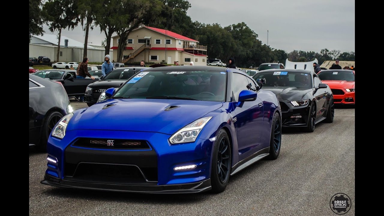 Nissan GT-R 1/2 mile runs - YouTube
