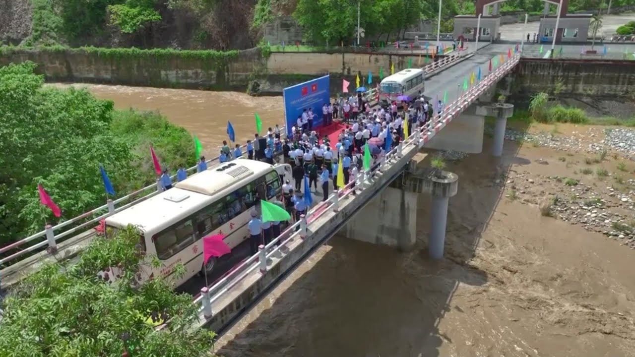 Cross-border bus service links China, Vietnam - YouTube