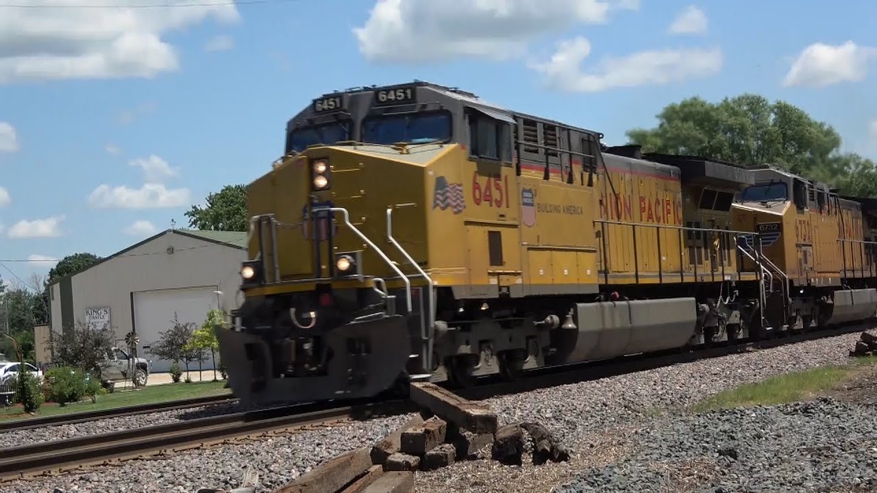 FAST FREIGHT TRAINS ON THE UNION PACIFIC CLINTON SUB! UNLOADING A RAIL ...
