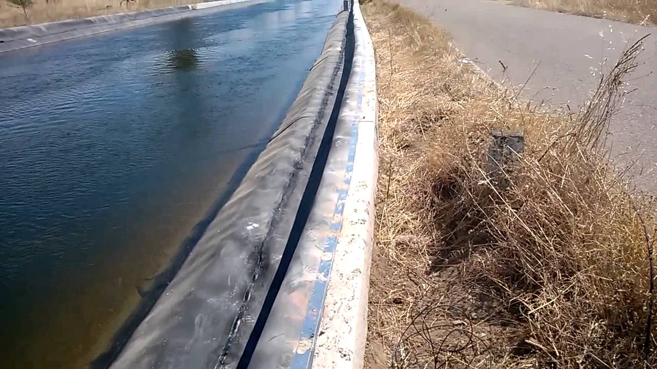 Colocación lámina PEAD 1,5 mm en recrecido - YouTube