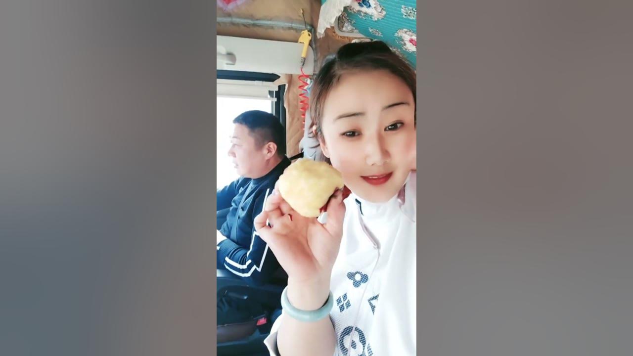 每年的生日都是在车上这么过的，没有蛋糕更没有大餐，辛苦了齐先生😙今就吃个我亲口去皮的苹果吧😜祝老公生日快乐🎂身体健康！平平安安最简单的幸福就是陪伴 无论岁岁年年只愿平平安安 卡