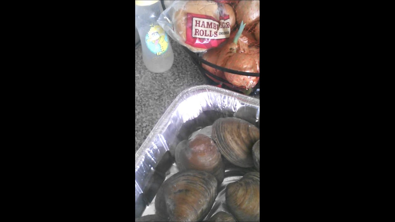 Chef ves how to open up clams - YouTube