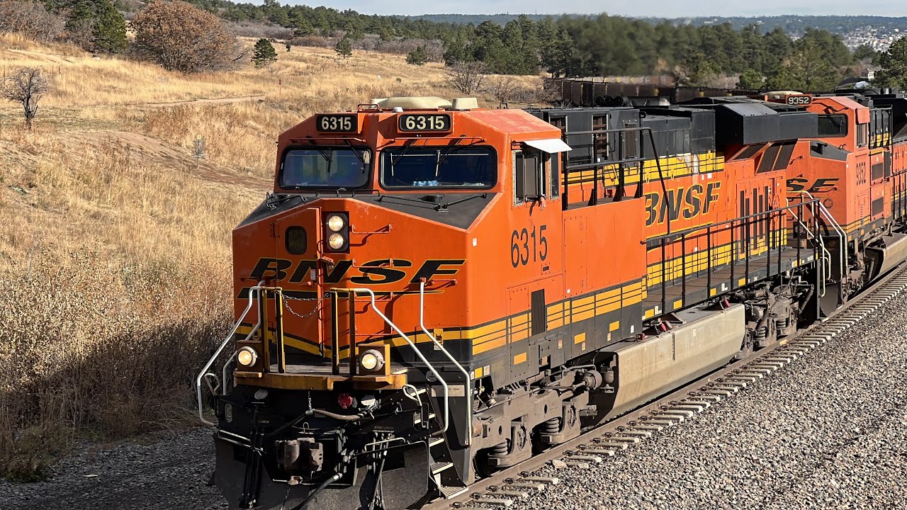 BNSF E-HAFCAM0-73A Winds Through the S-Curve - YouTube