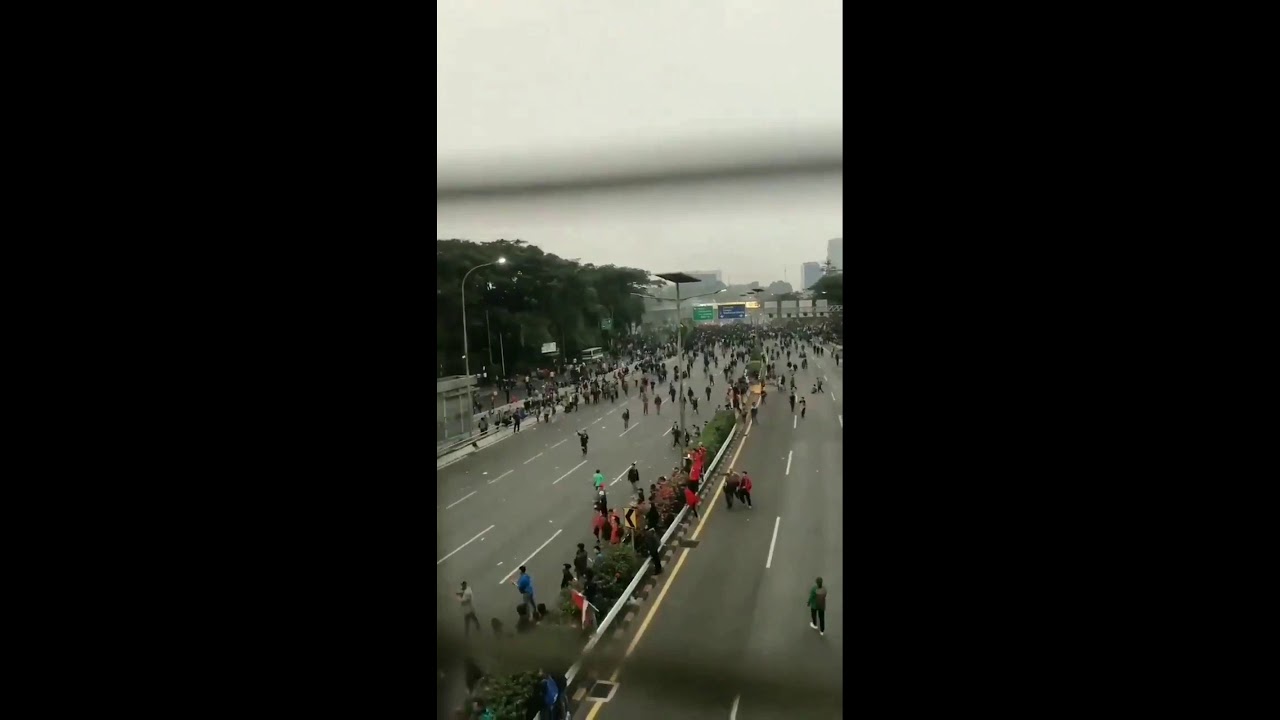 VIRAL!! Anak STM demo sambil ngeVLOG???? - YouTube