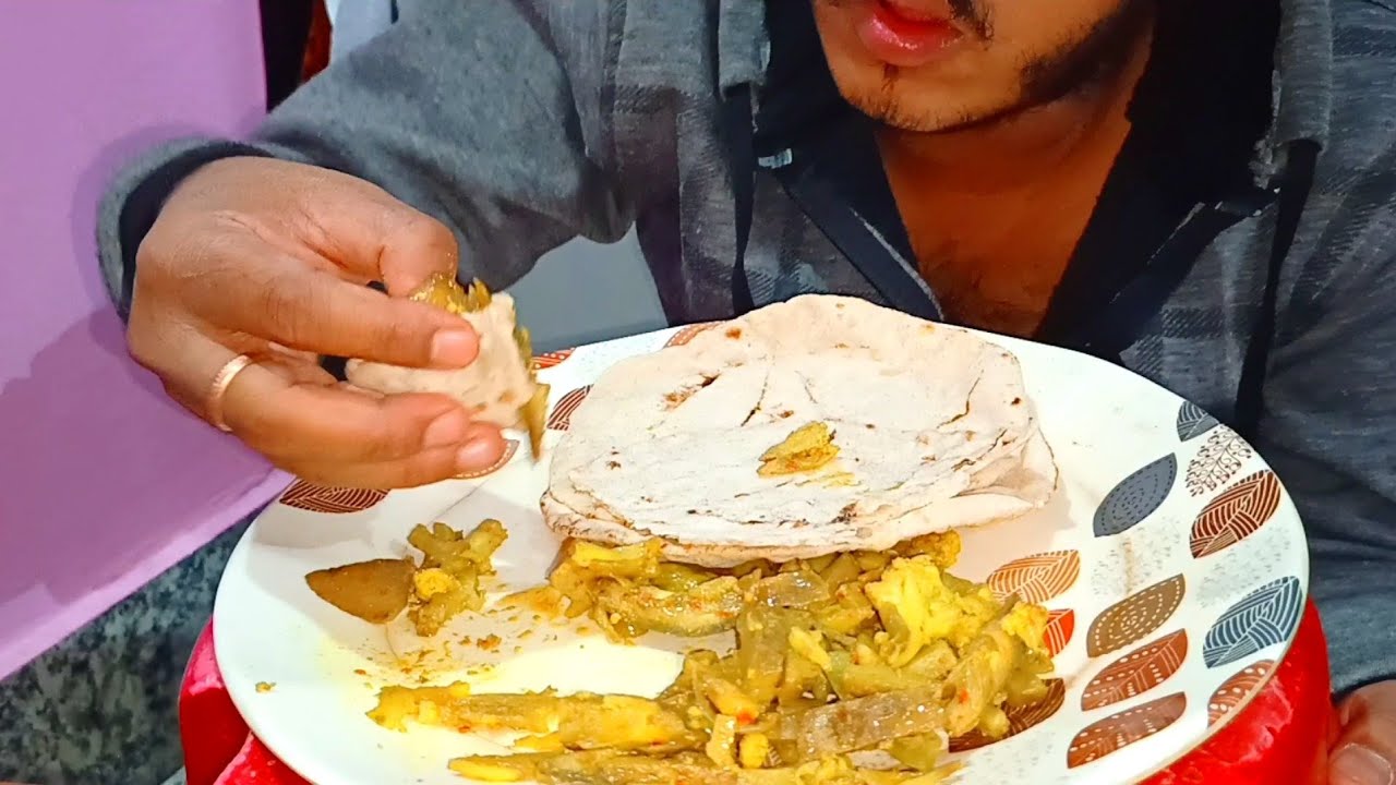 || Eating Roti & Phul Kobi Alu Bhaja 🥰 || #hungryaasu - YouTube